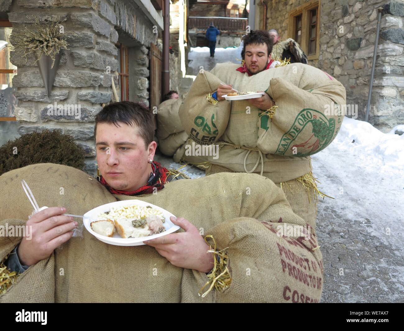 Straw stuffed hi-res stock photography and images - Alamy
