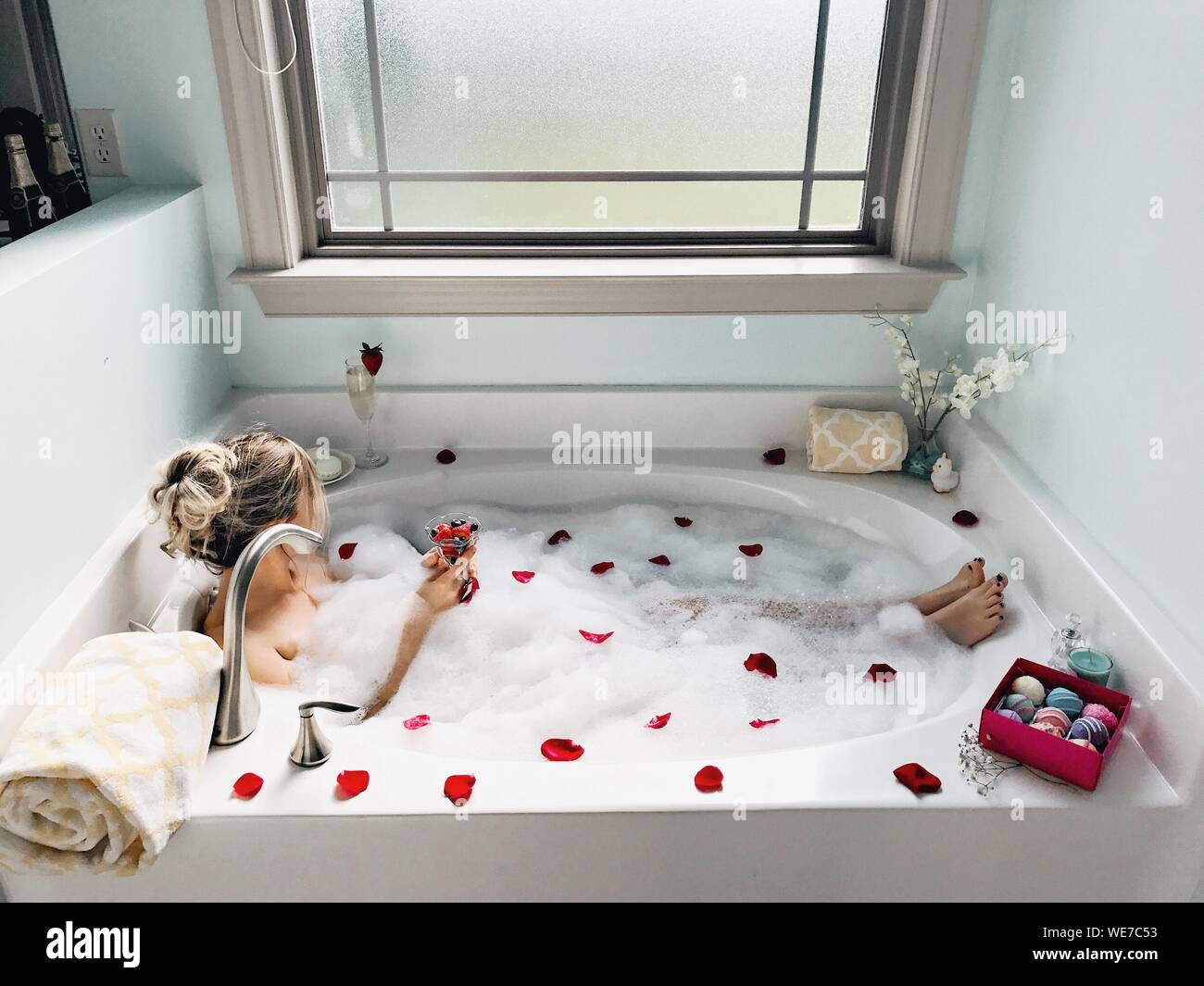 Young woman in bathtub drinking hi-res stock photography and images - Alamy
