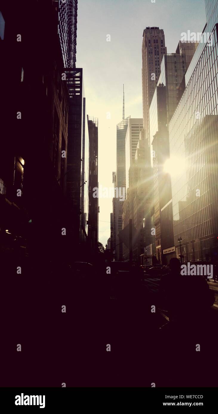 Sun reflection building people hi-res stock photography and images - Alamy