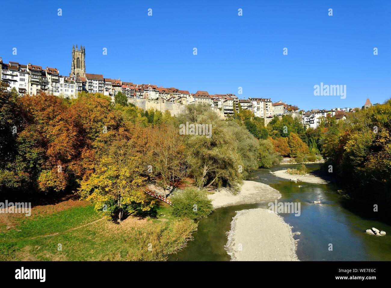 Switzerland, Canton of Fribourg, Fribourg, Lower Town, Sarine River ...