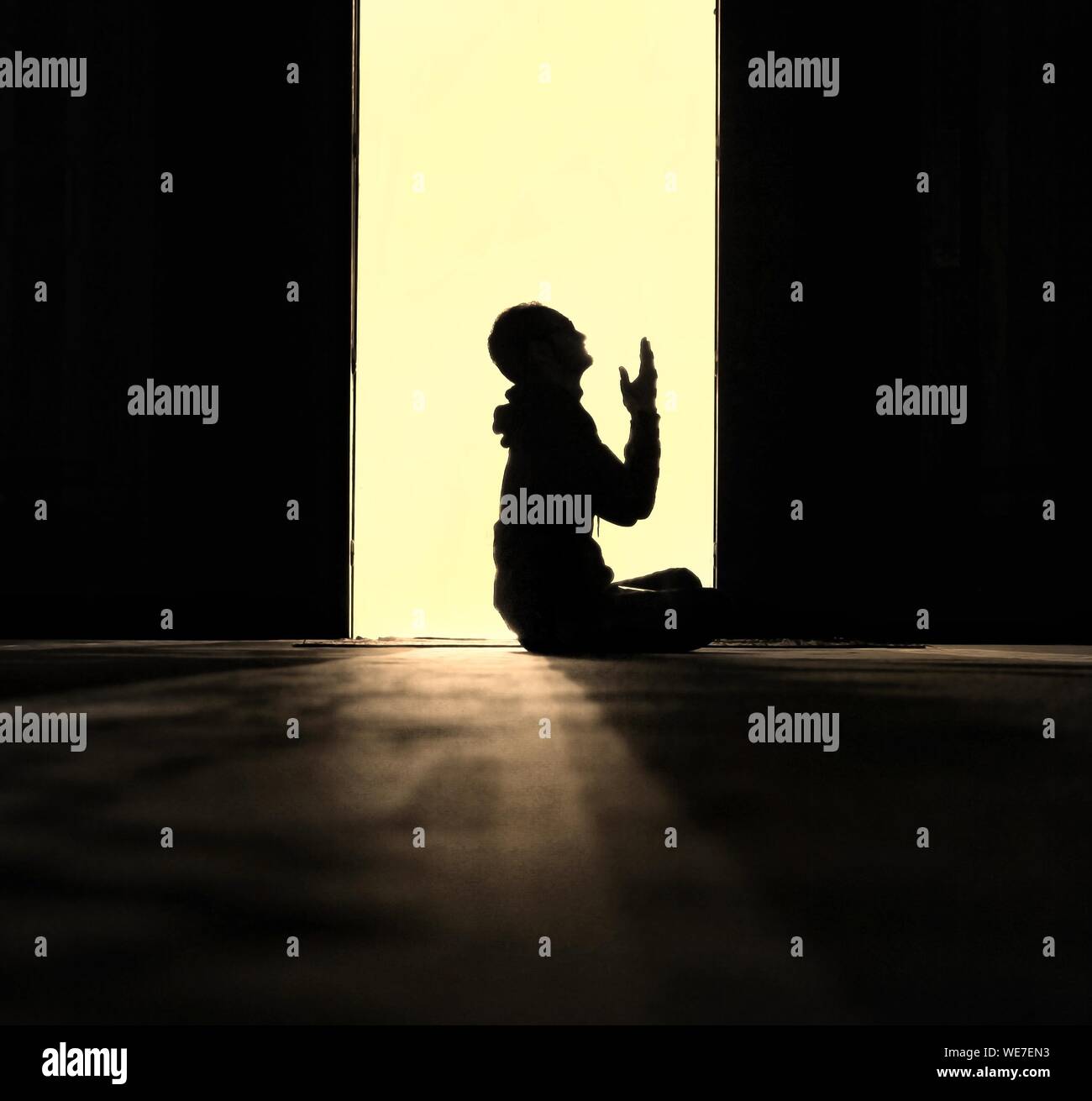 Silhouette of people praying hi-res stock photography and images - Alamy