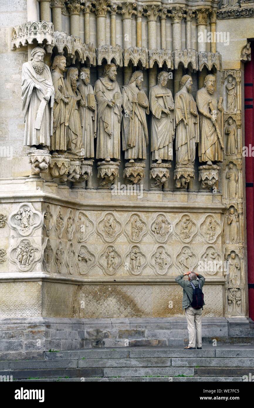 Medieval gothic statue people hi-res stock photography and images - Alamy
