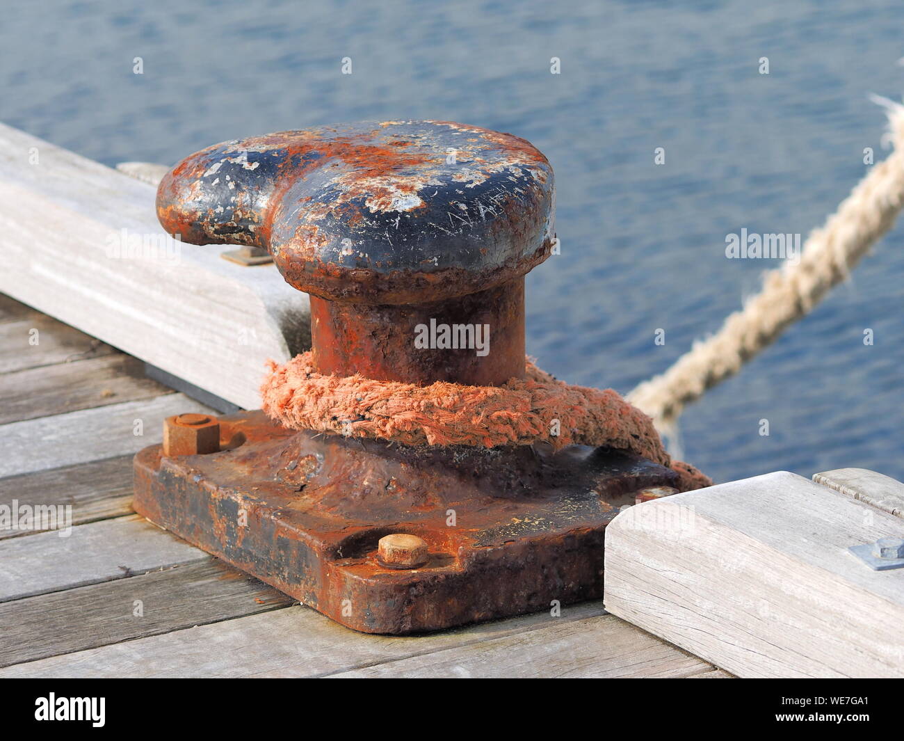 Weathered mooring bollard with ships rope Stock Photo - Alamy