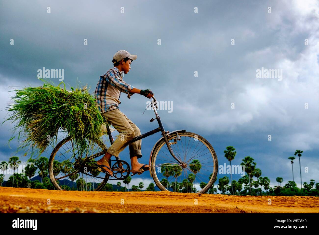 Cambodia kompong chhnang boy hi-res stock photography and images - Alamy