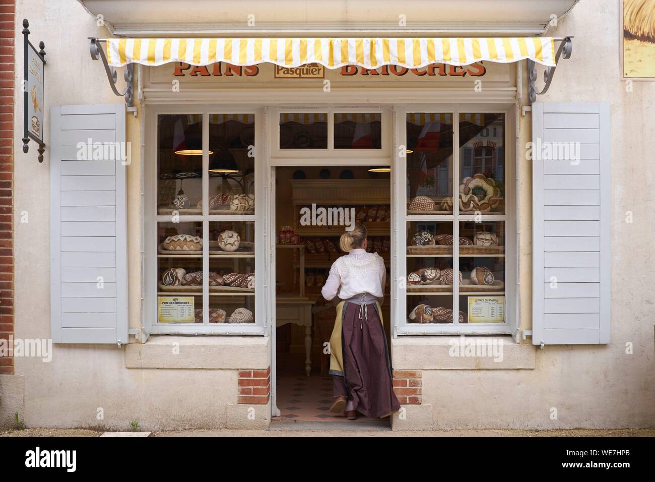 Bakery window france hi-res stock photography and images - Alamy