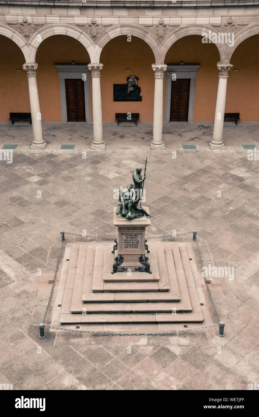 Courtyard statues hi-res stock photography and images - Alamy