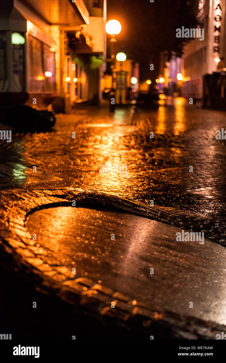 Rainy cobbled street hi-res stock photography and images - Alamy