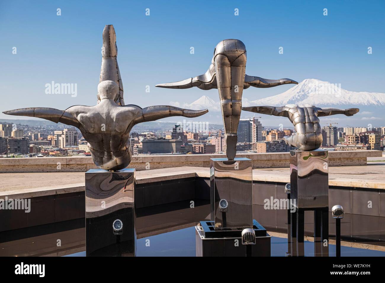 Human fountains hi-res stock photography and images - Alamy