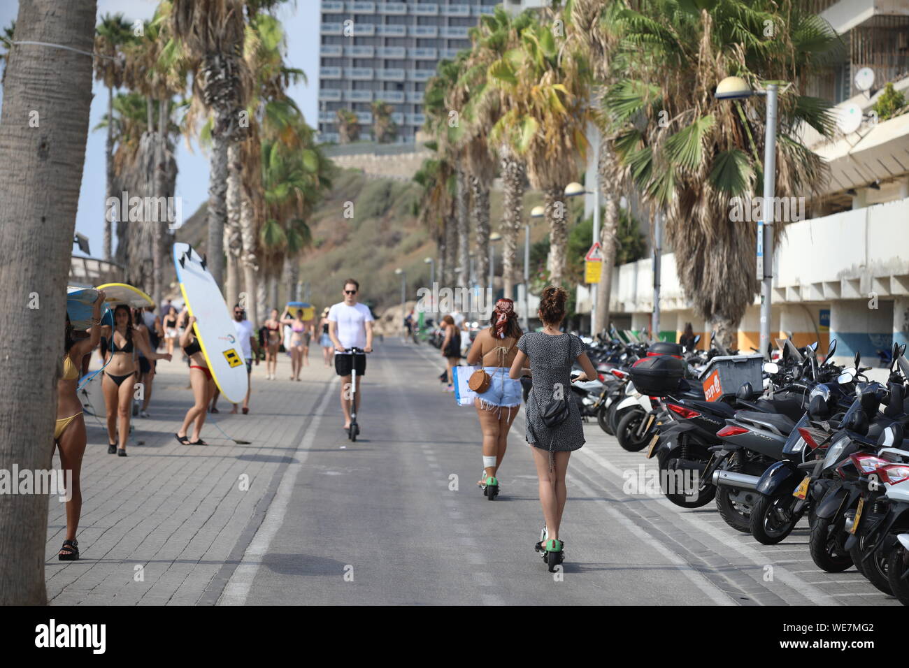 People having fun in the sun hi-res stock photography and images - Alamy