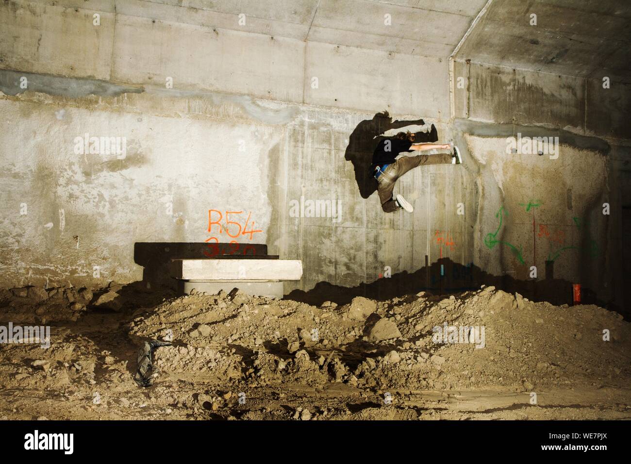 Man jumping over wall hi-res stock photography and images - Alamy