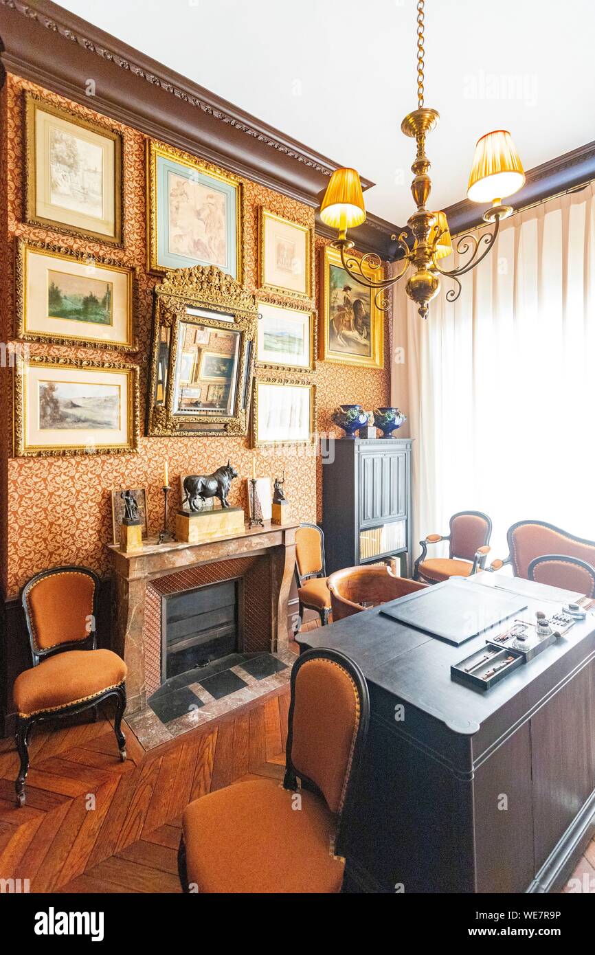 Paris france office furniture desk hi-res stock photography and images ...