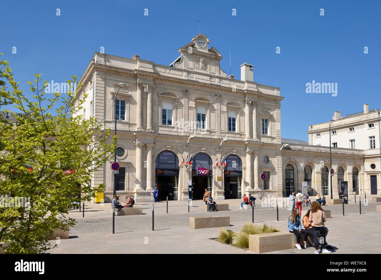 Furniture facade hi-res stock photography and images - Alamy