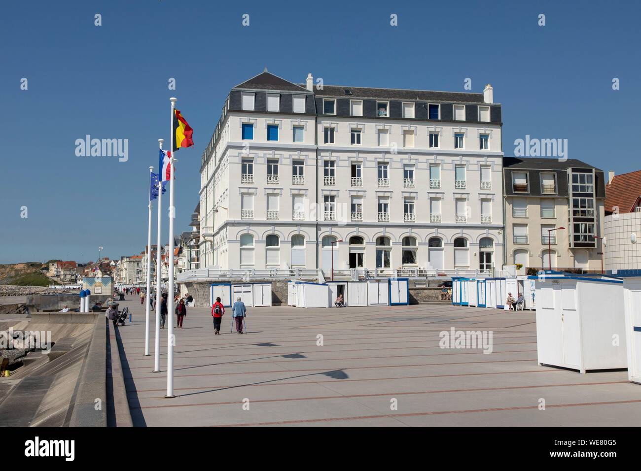 France, Pas de Calais, the Opale coast, Wimereux, the dike, beach huts ...