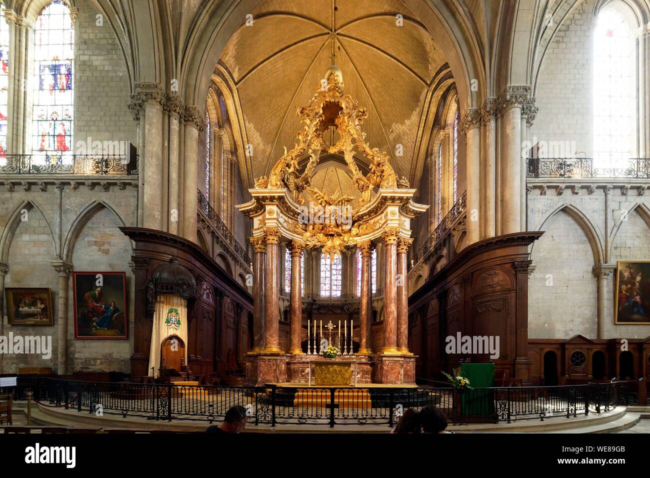 Altar illuminated architecture hi-res stock photography and images - Alamy