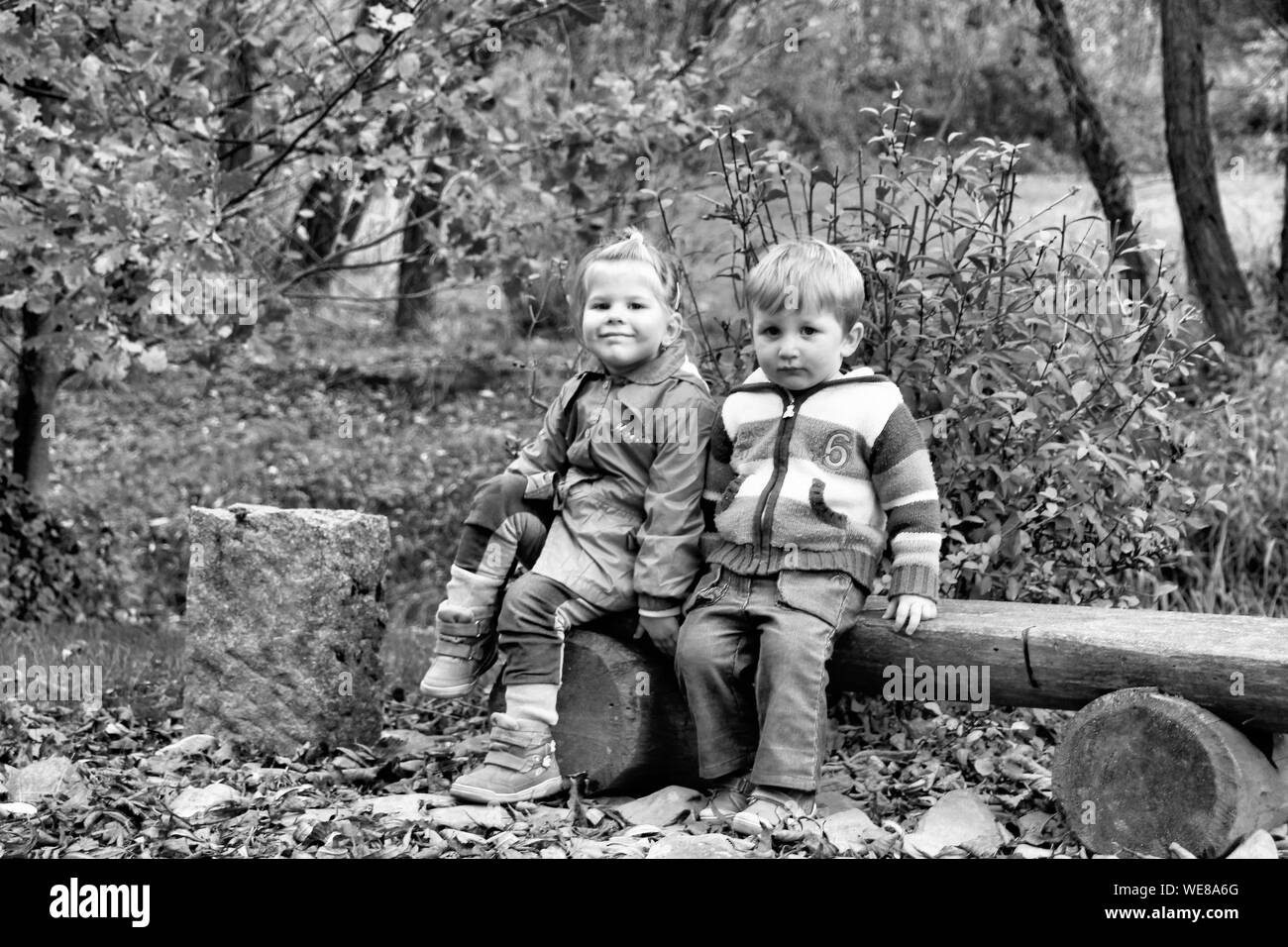 Two children sitting on log hi-res stock photography and images - Alamy