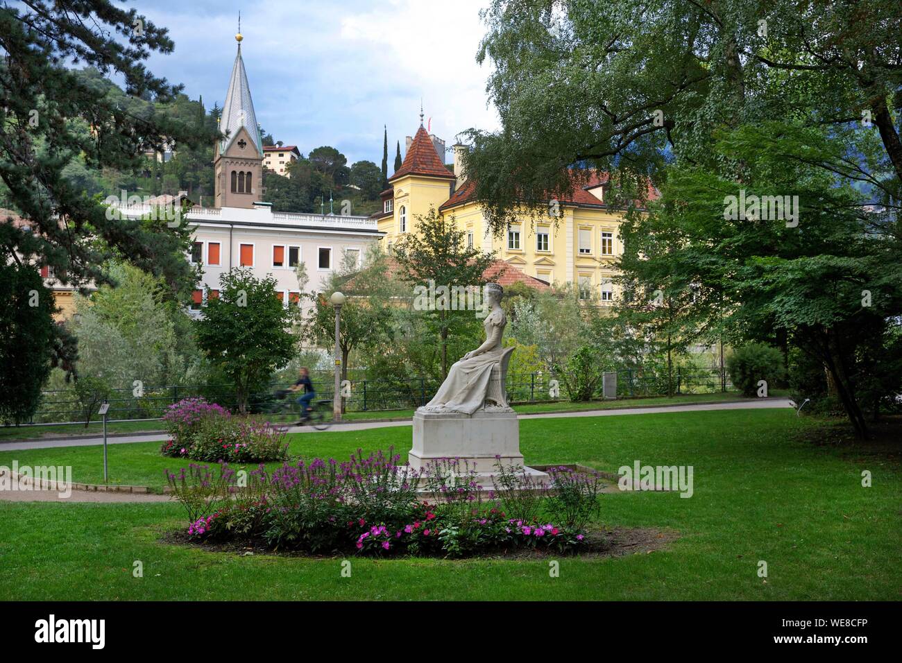 Italy, autonomous province of Bolzano, Merano, statue of Empress Sissi ...