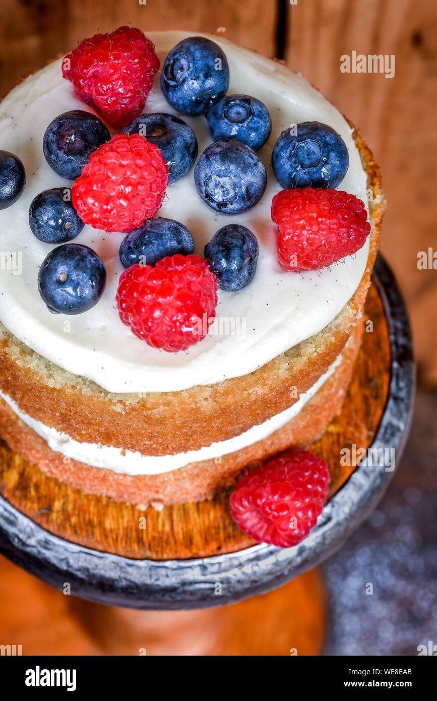 Garnished cake hi-res stock photography and images - Alamy