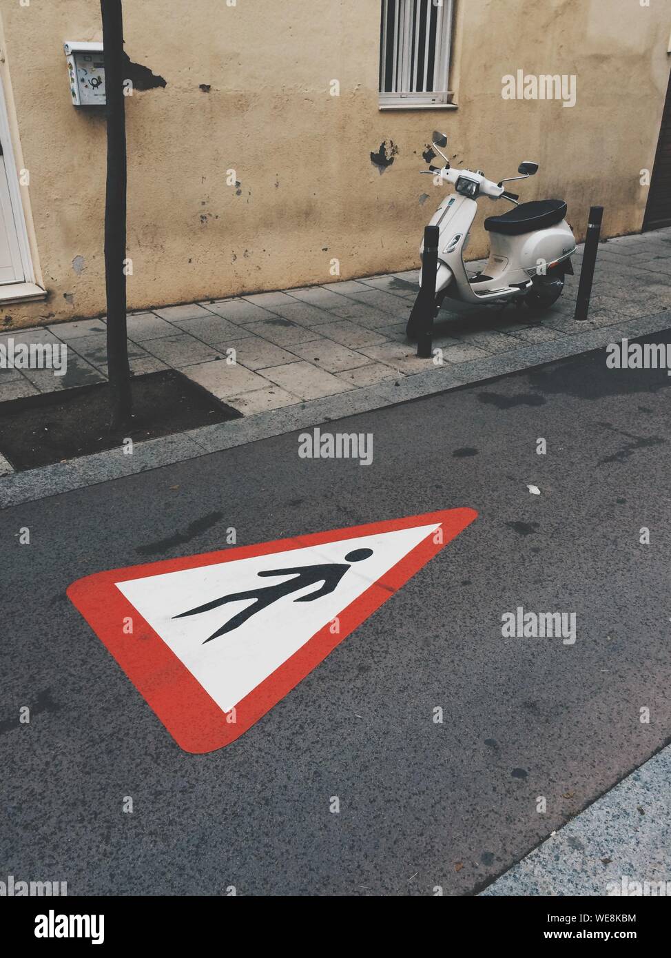 Walkway road sign hi-res stock photography and images - Alamy