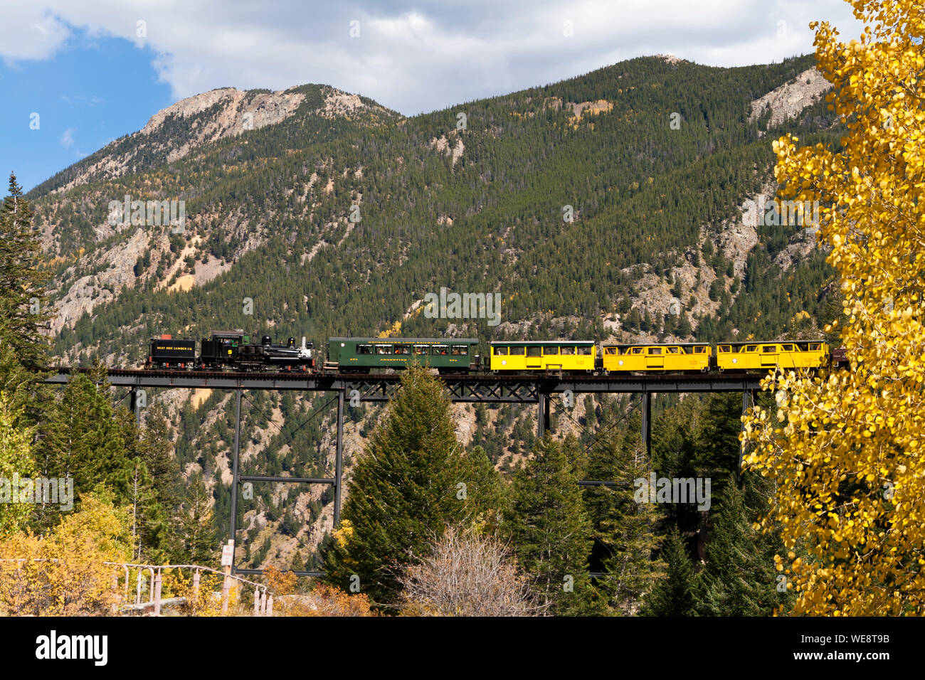 Train bridge mountain hi-res stock photography and images - Alamy