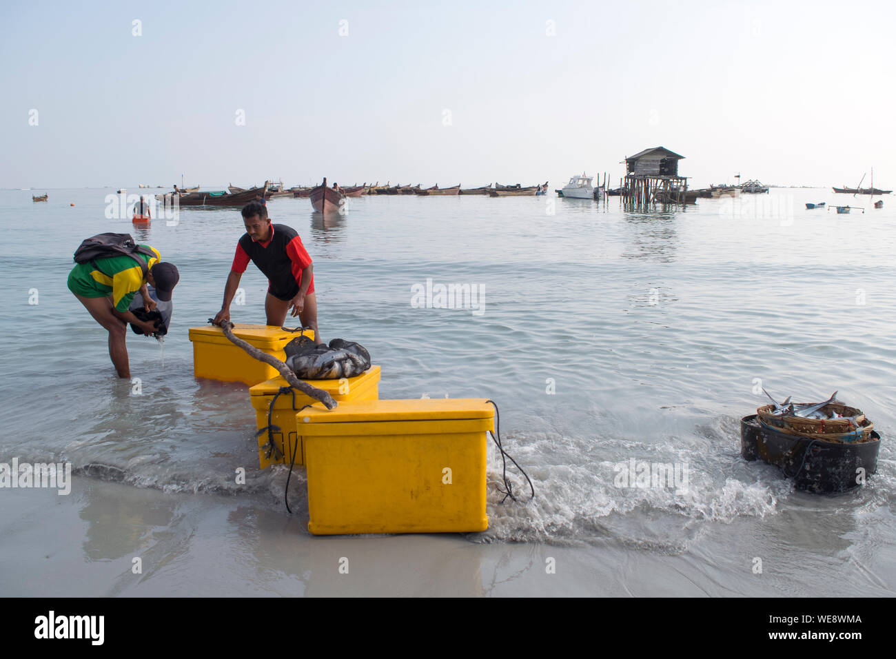 Working at sea hi-res stock photography and images - Alamy