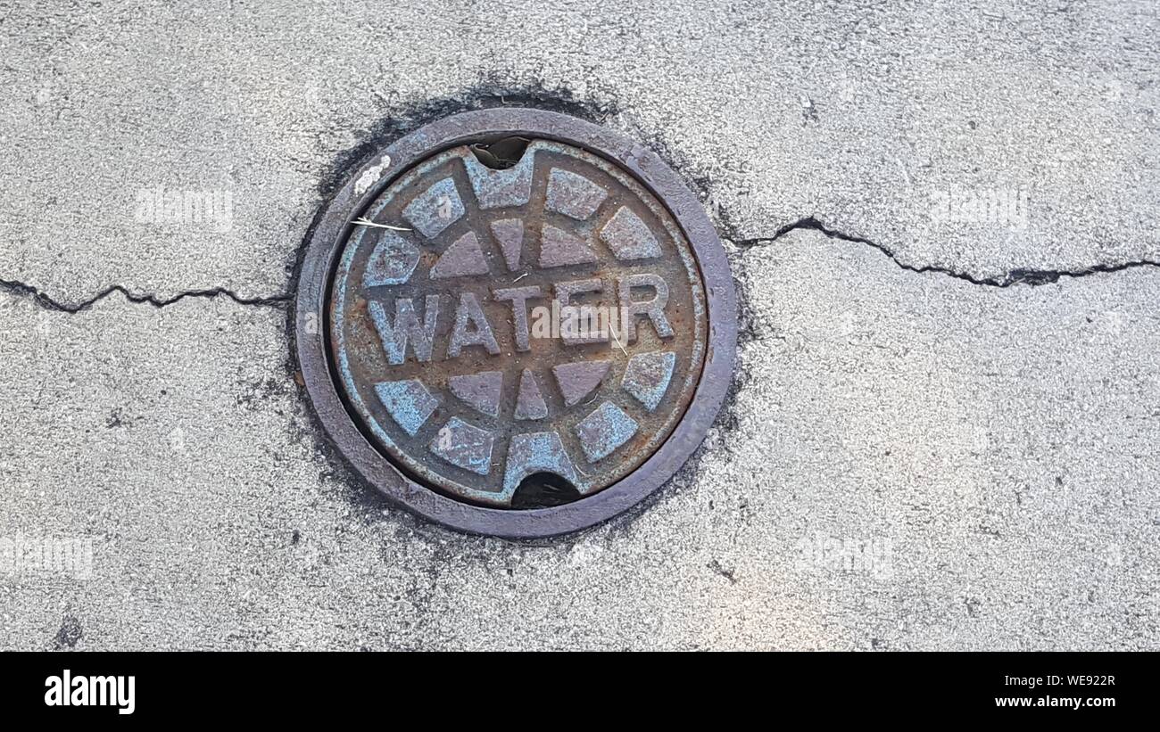 Manhole street concrete hi-res stock photography and images - Alamy