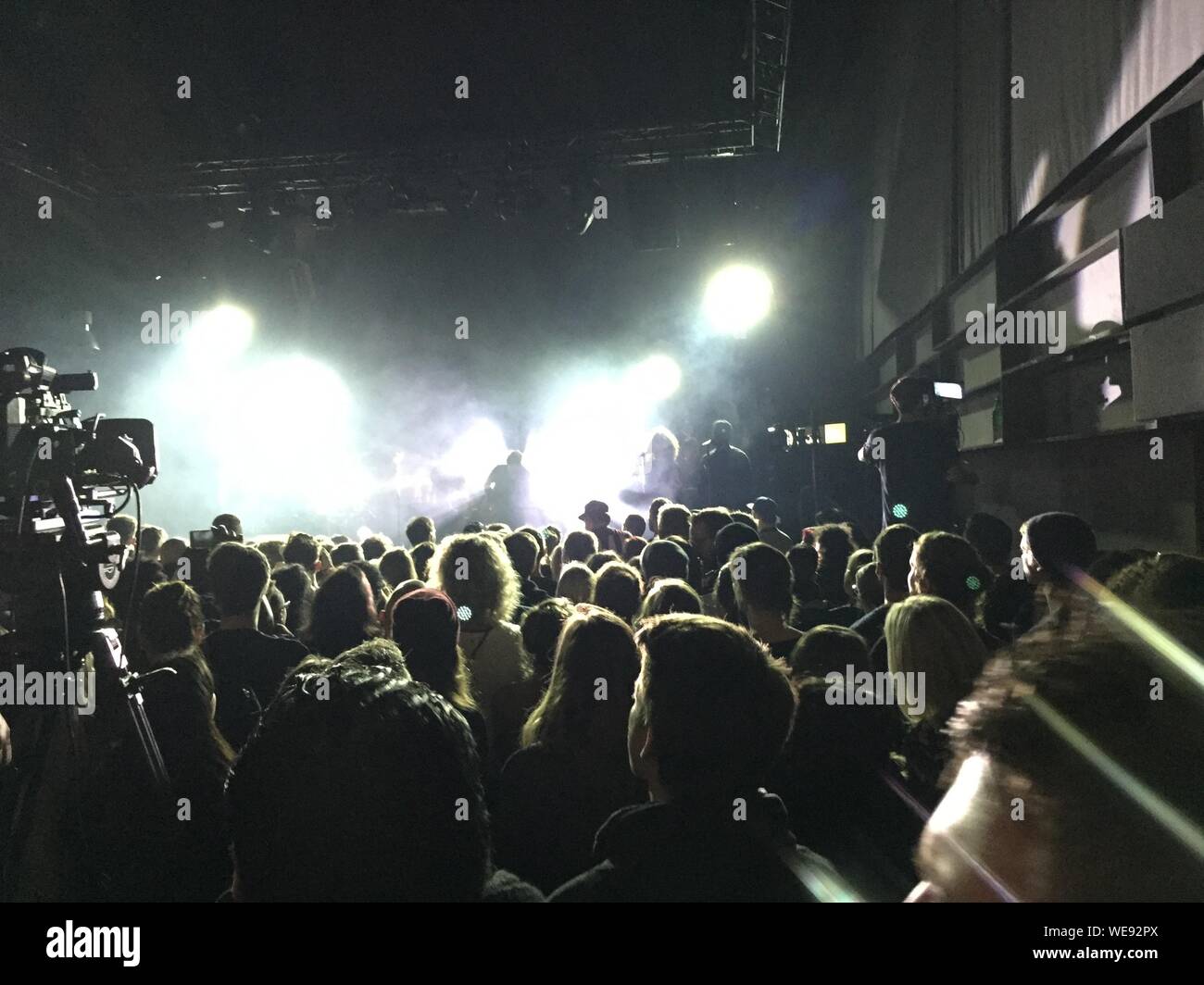 Guitarist crowd hi-res stock photography and images - Alamy