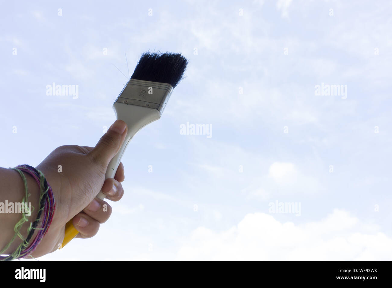 Hand holding paint brush hi-res stock photography and images - Alamy