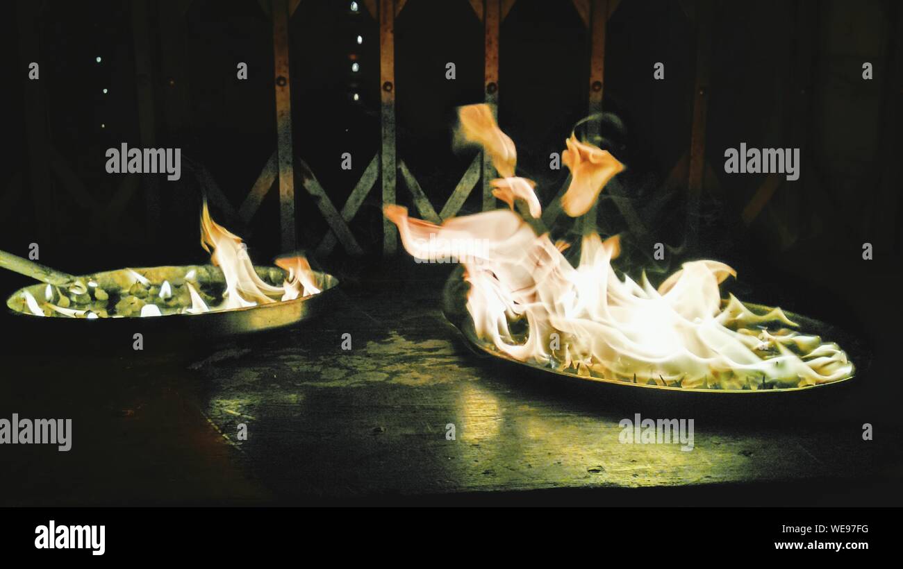 Burning plates hi-res stock photography and images - Alamy