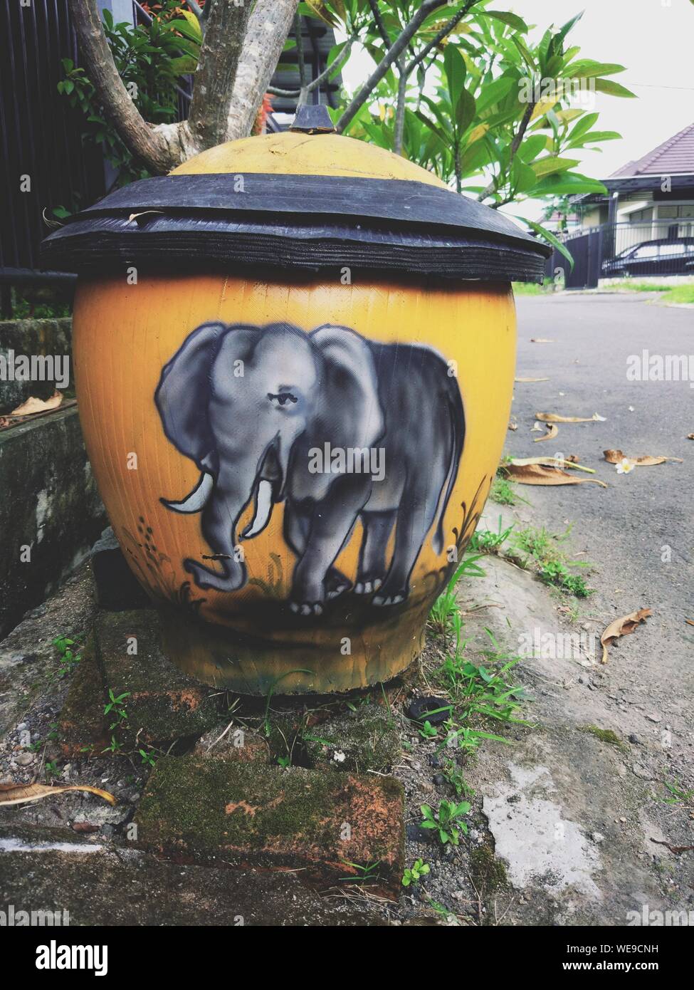 Garbage bin city hi-res stock photography and images - Alamy