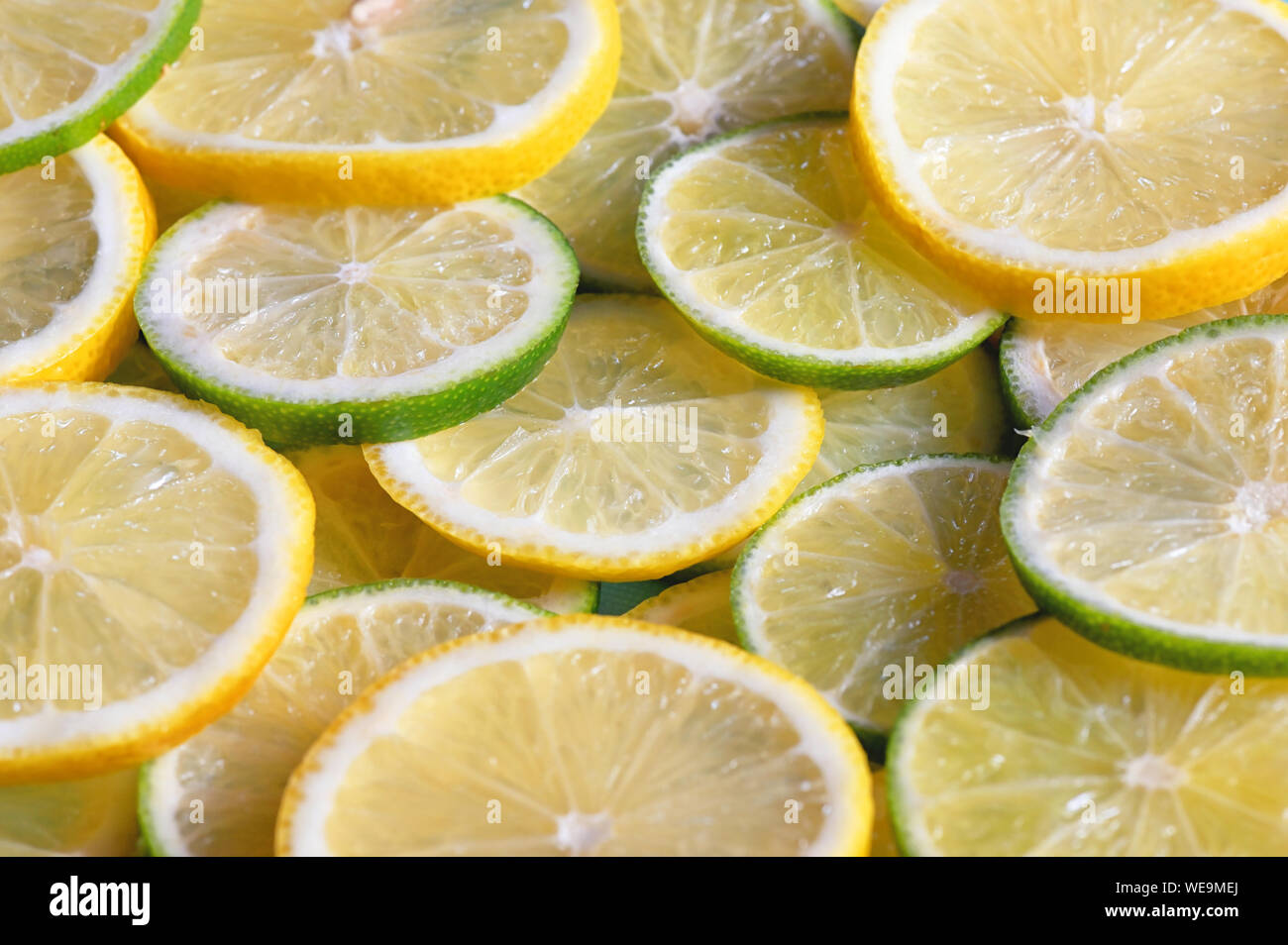 Fresh green and yellow lemon slices background Stock Photo - Alamy