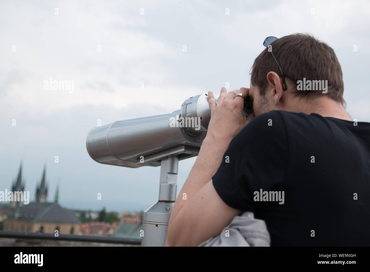 Man looking into telescope hi-res stock photography and images - Alamy