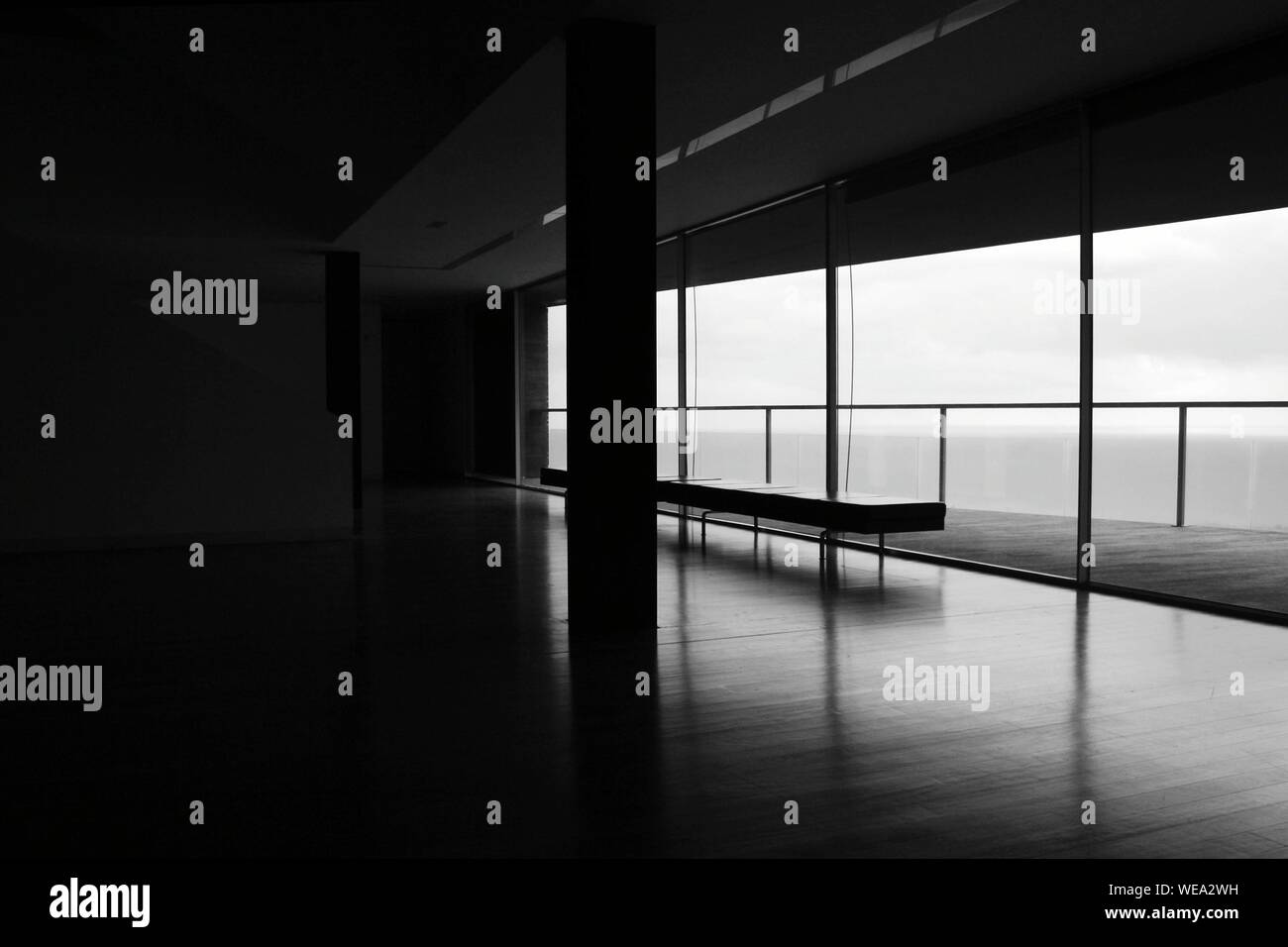 Empty office building hi-res stock photography and images - Alamy