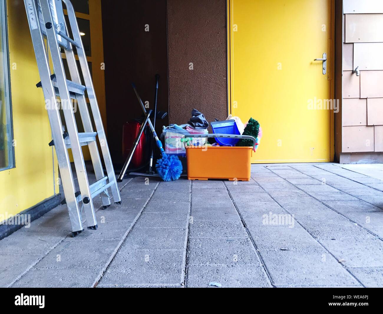 Outside cleaning hi-res stock photography and images - Alamy