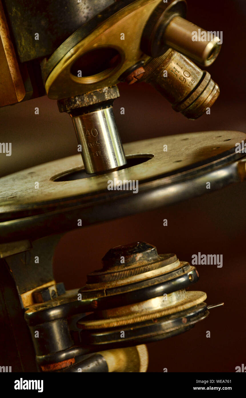 Antique microscope hi-res stock photography and images - Alamy