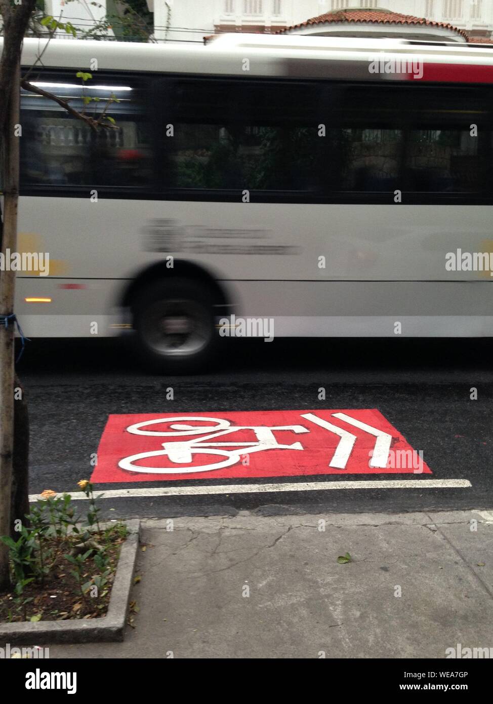 Bus symbol hi-res stock photography and images - Alamy