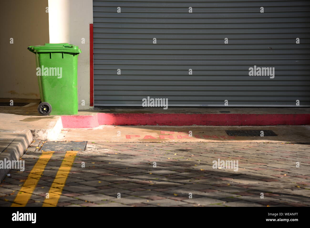 Garbage bin street garbage bin hi-res stock photography and images - Alamy