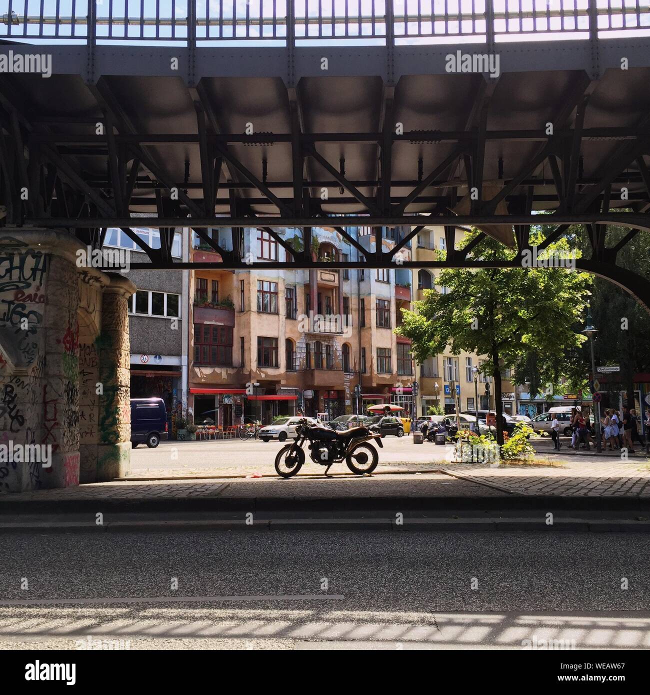 Under bridge parking hi-res stock photography and images - Alamy