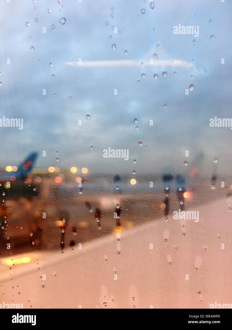 Rain airplane hi-res stock photography and images - Alamy