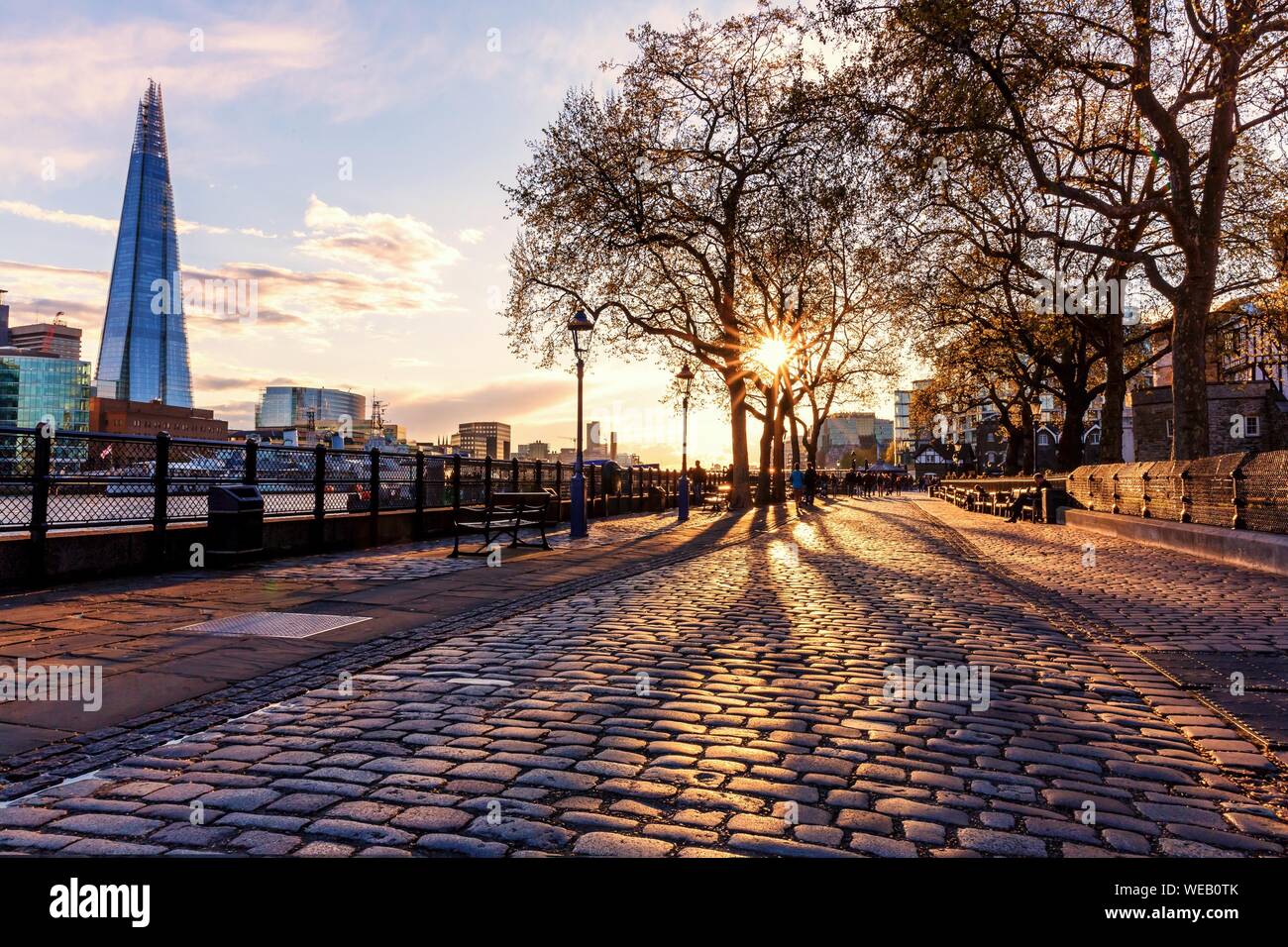 Footpath at the tower of london hi-res stock photography and images - Alamy
