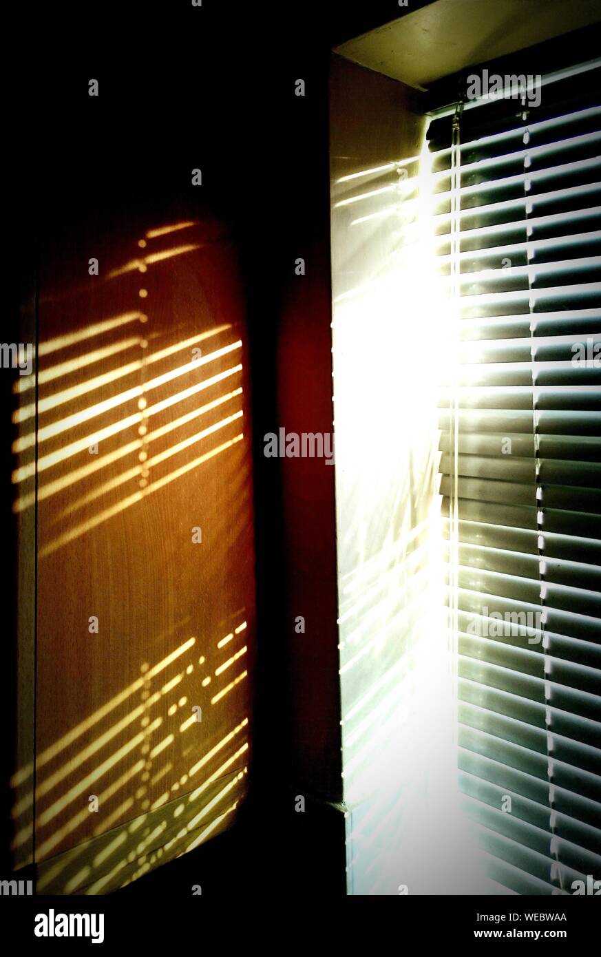 Light pattern through blinds hi-res stock photography and images - Alamy