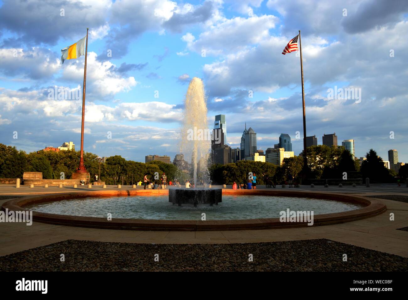 Fountain building water sky people hi-res stock photography and images - Alamy