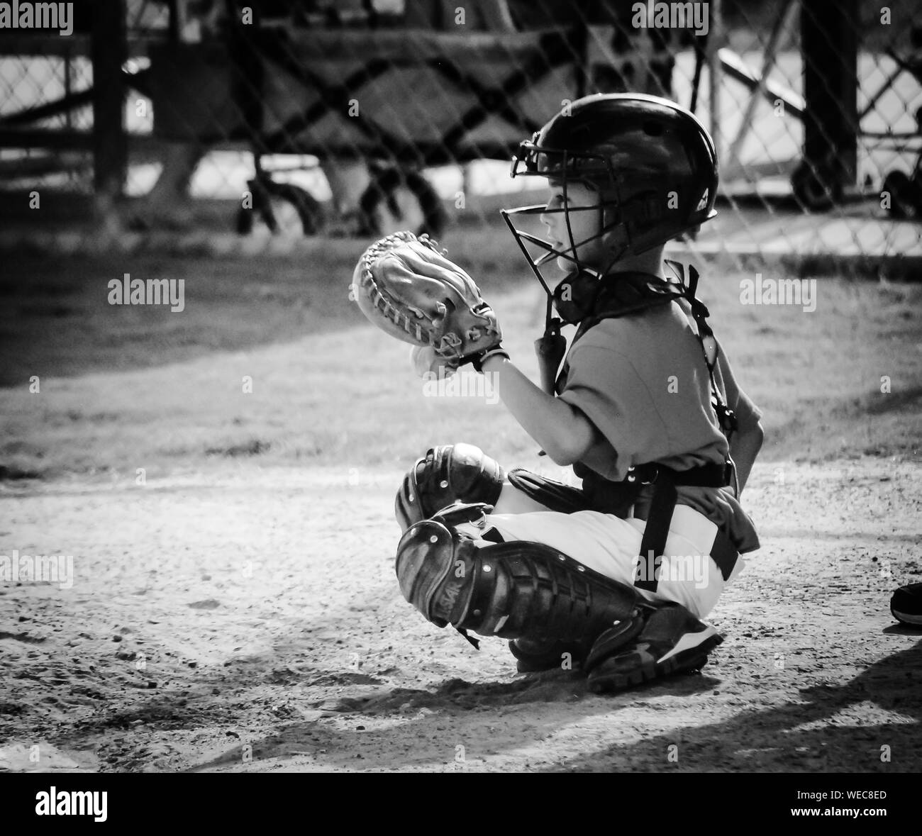 Boys on baseball field hi-res stock photography and images - Alamy
