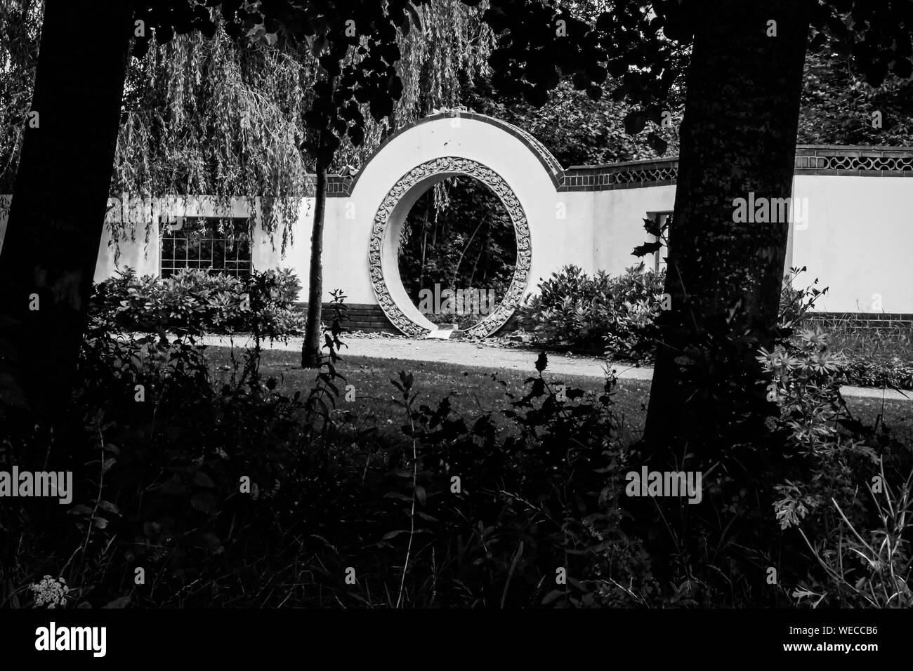 Hobbit hole hi-res stock photography and images - Alamy