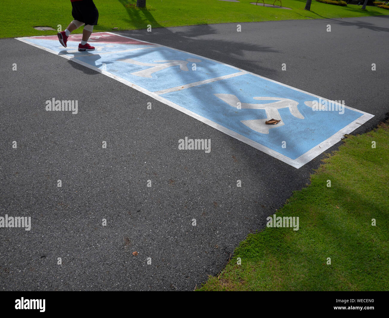 Man walking sign hi-res stock photography and images - Alamy