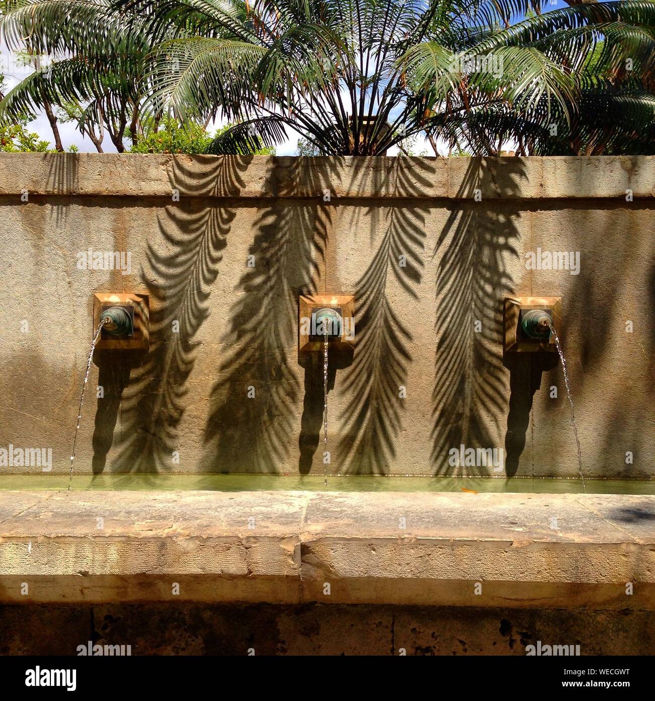 Water falling out of wall hi-res stock photography and images - Alamy