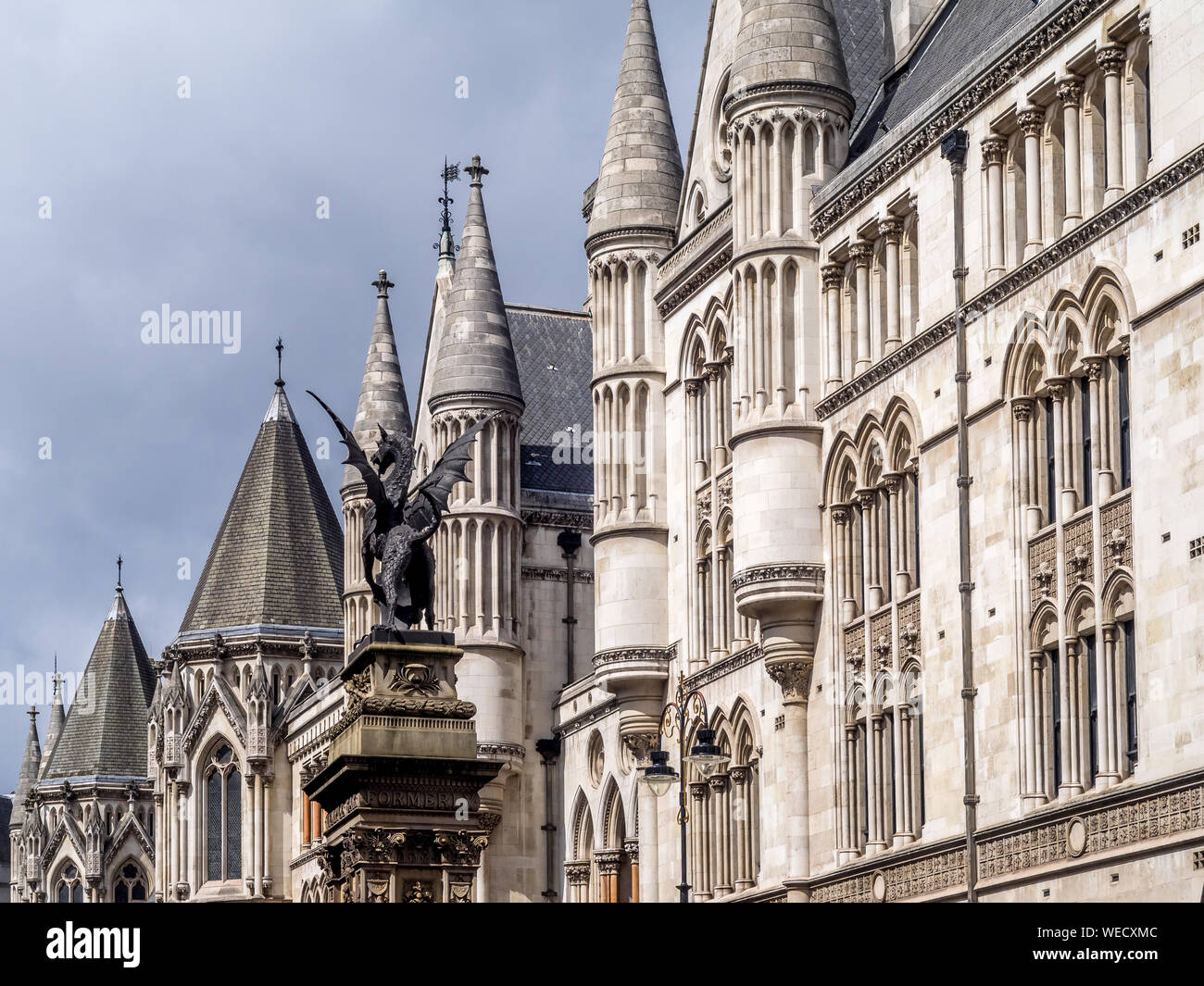 Statue in fleet street london hi-res stock photography and images - Alamy