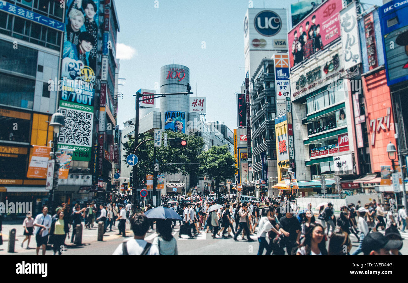 Summer city street crowd hi-res stock photography and images - Alamy