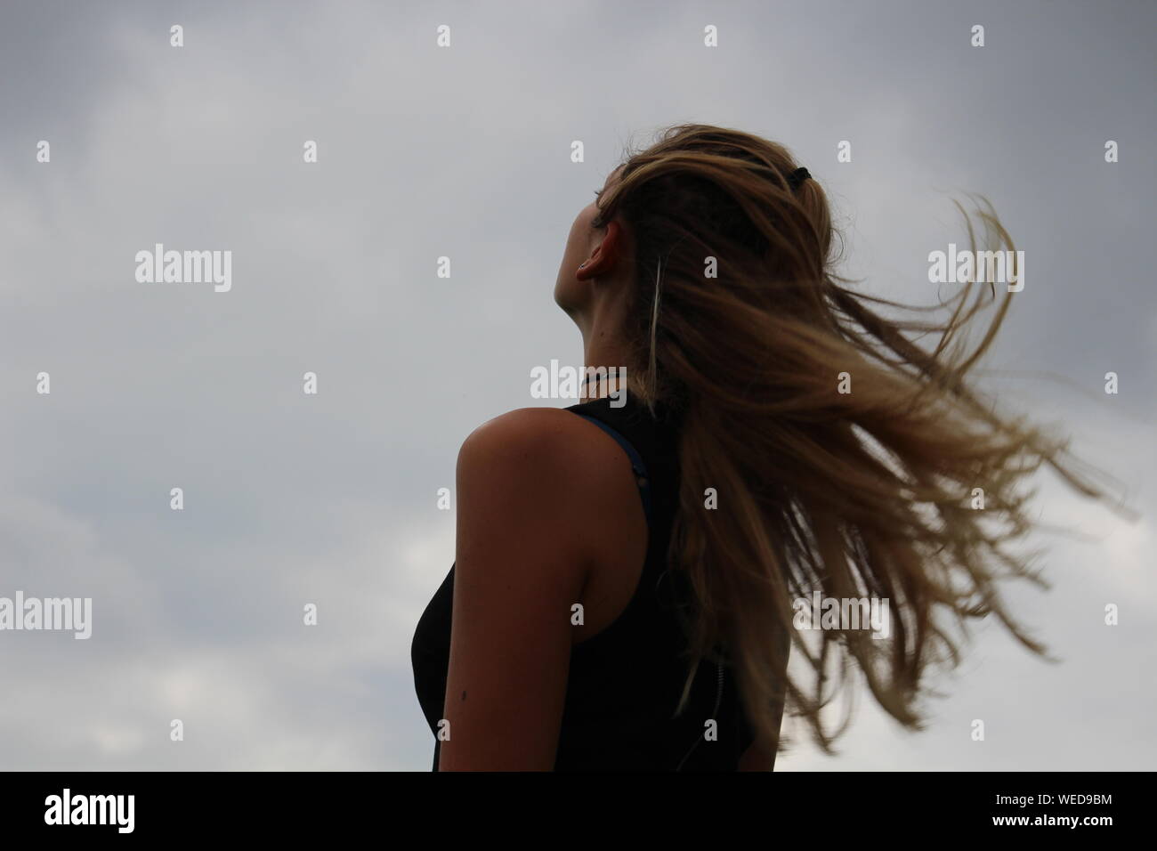 People looking up low angle hi-res stock photography and images - Alamy