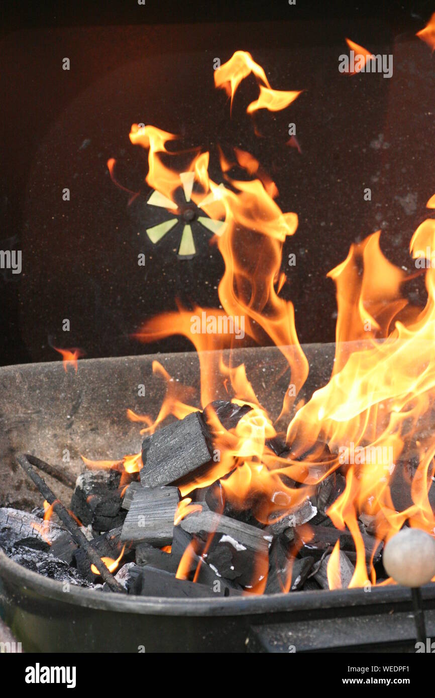 Glowing coal fire hi-res stock photography and images - Alamy