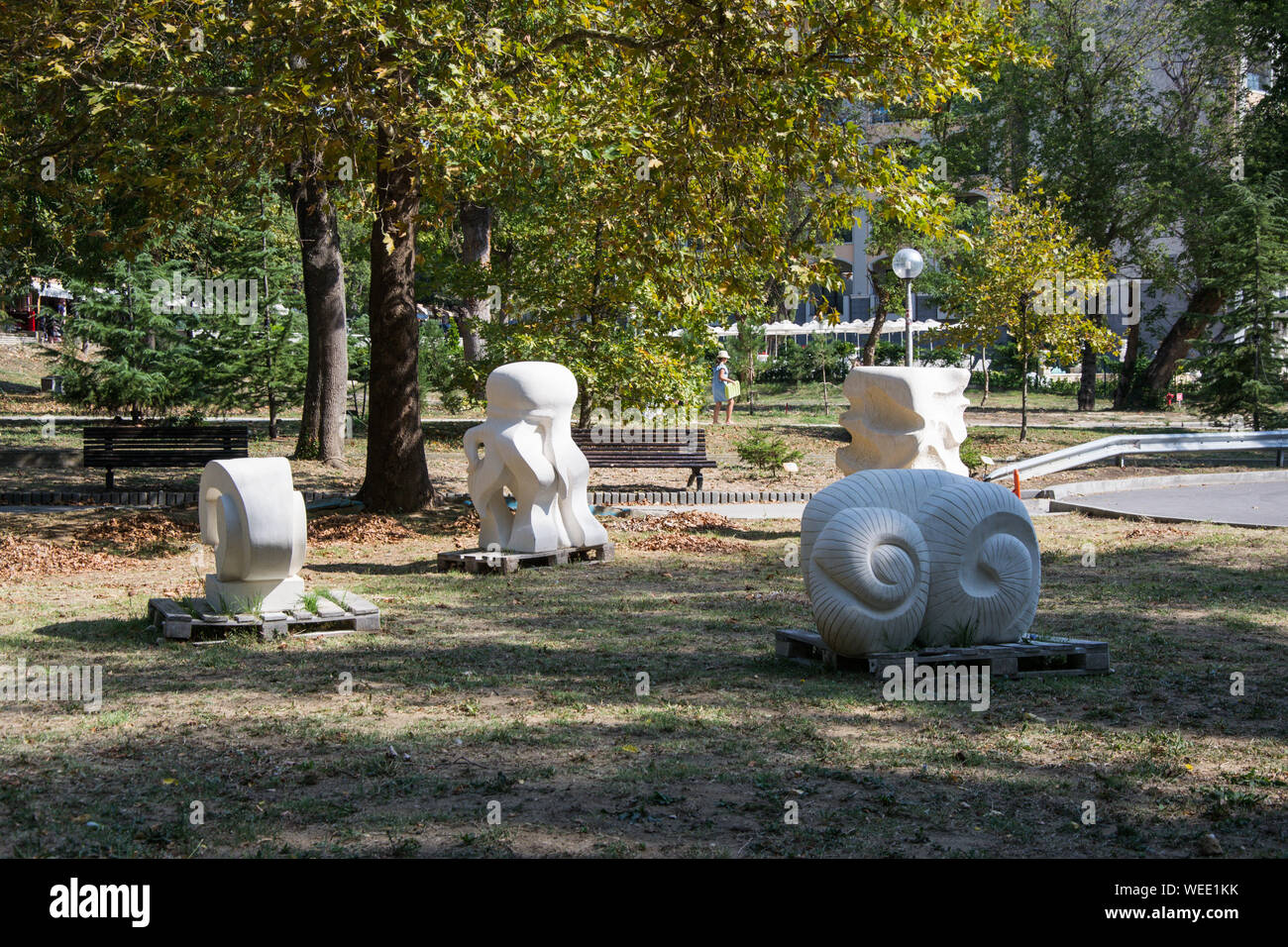 Modern white sculptures hi-res stock photography and images - Alamy